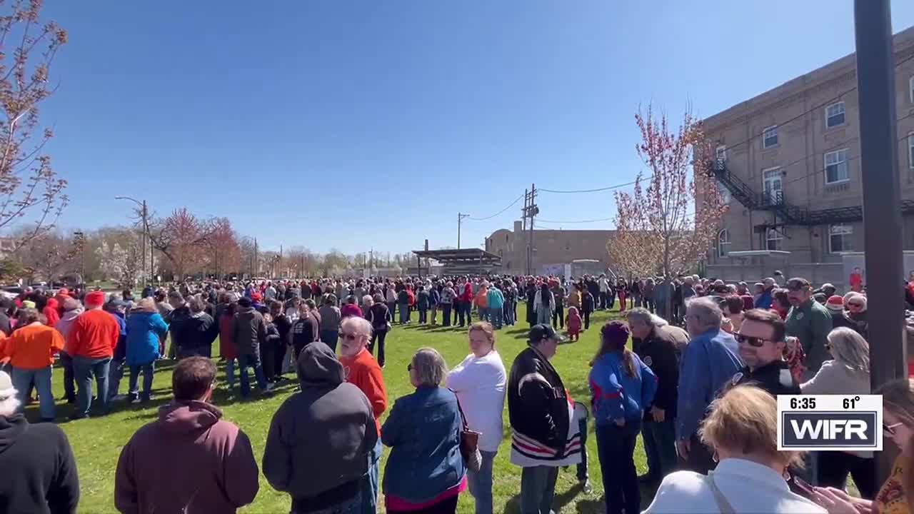 Freeport residents break record for world’s largest human pretzel