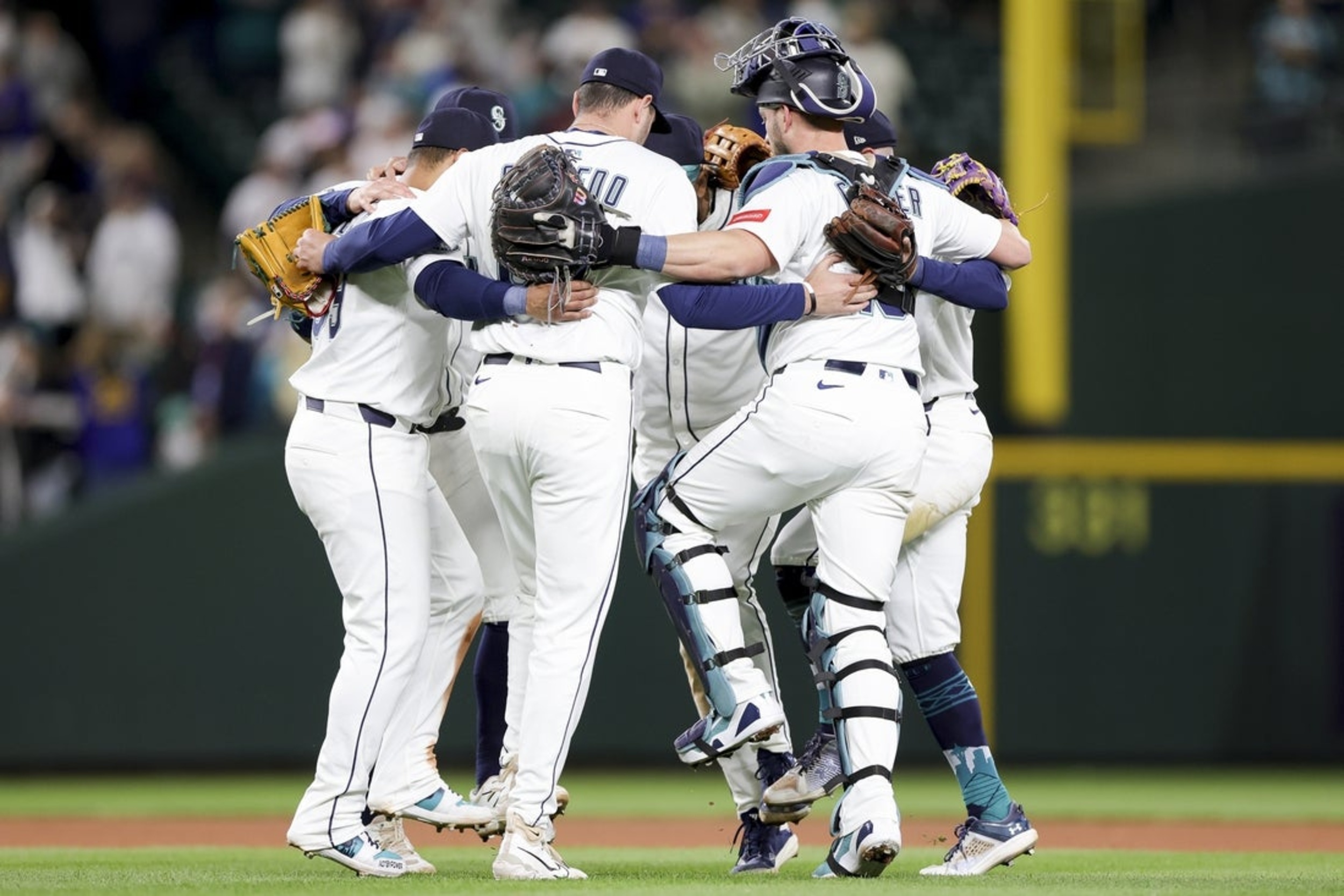 Jorge Polanco blasts 2 homers as Mariners rout Marlins
