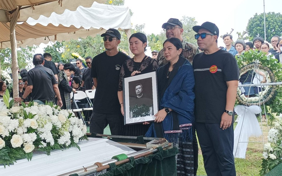 Antar ke Peristirahatan Terakhir, Istri Ricky Siahaan Pegang Erat ...