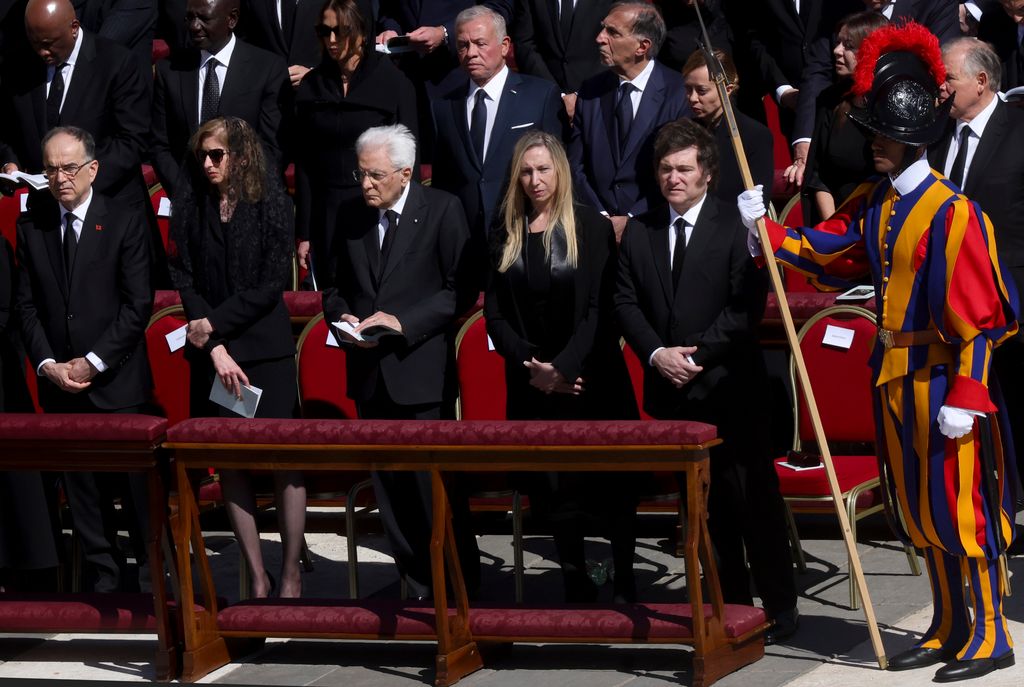 Príncipe William y la realeza: ¿Por qué se sentó alejado en el funeral ...