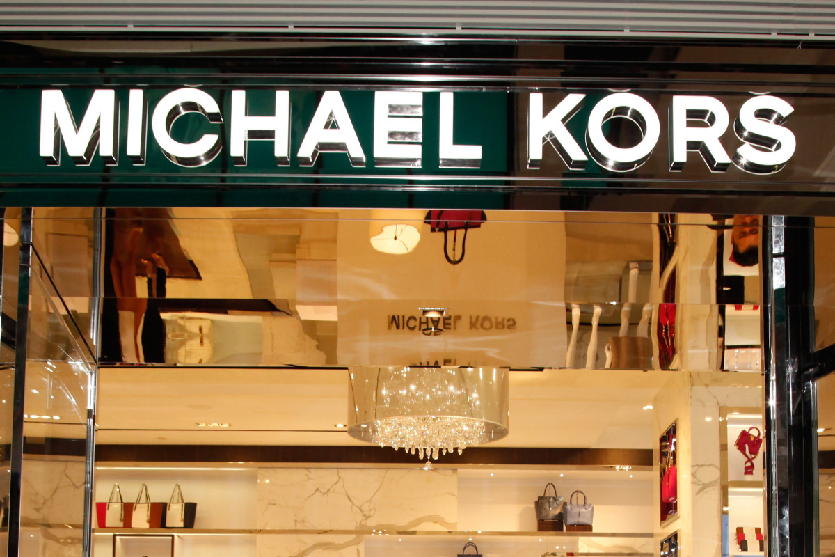 Michael Kors Outlet Is Selling a 'Stylish' $448 Shoulder Bag for Just ...