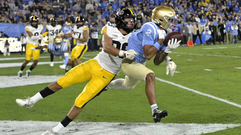 Steelers Sign Iowa DB