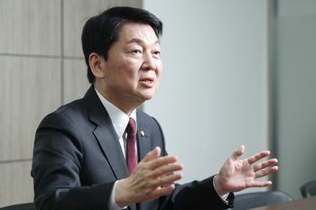 PPP candidate Ahn Cheol-soo touts science background, alumni ties to ...