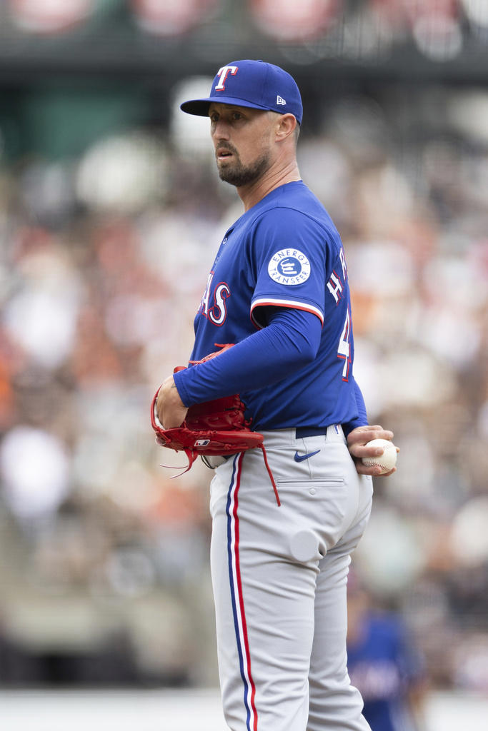 Patrick Bailey's pinch-hit single in the 9th lifts the Giants over the Rangers 3-2