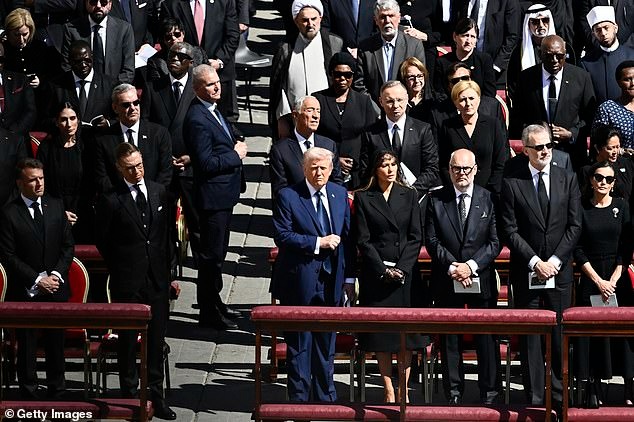 Ông Trump, vợ Tổng thống Pháp vi phạm quy định trang phục tại tang lễ ...