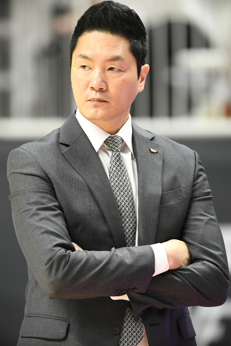 [KBL 4강 PO 경기 후] 송영진 KT 감독 “디펜스와 오펜스가 잘 풀려”…전희철 SK 감독 “이길 수 없는 경기를 해”