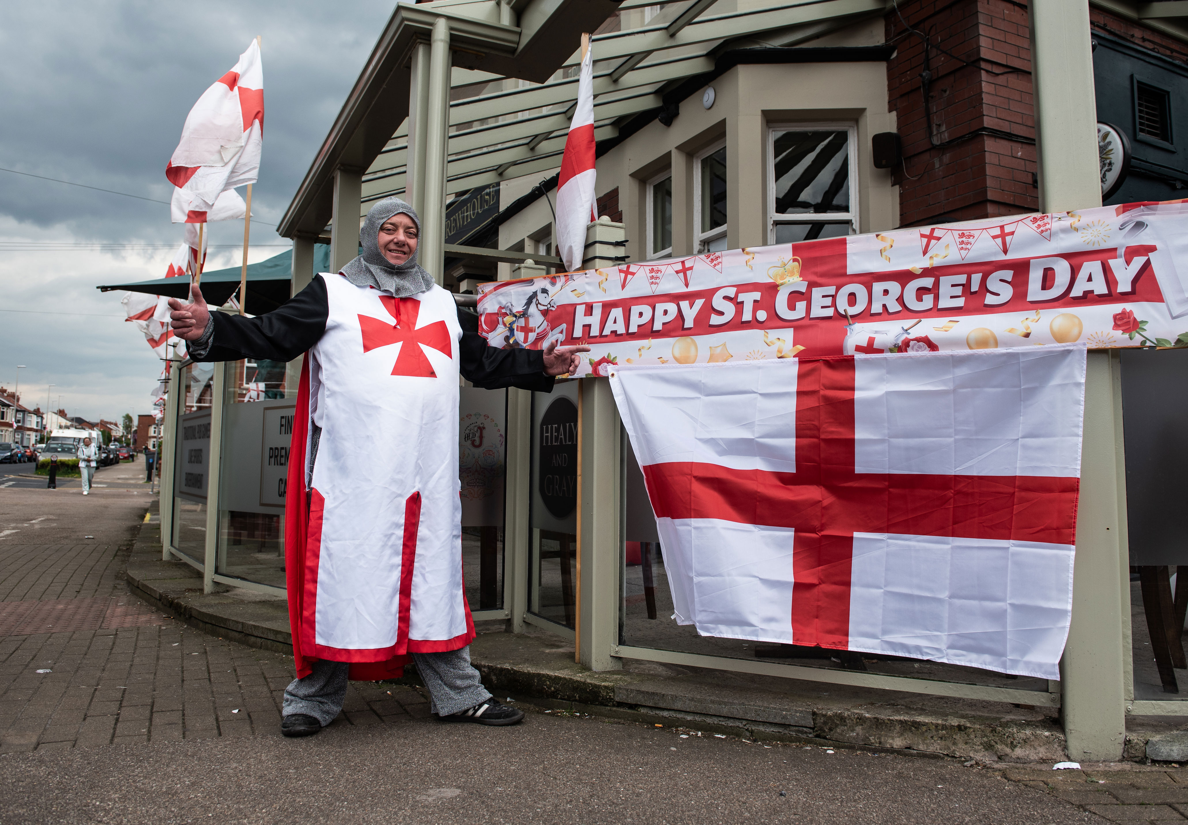 Patriotic Blackpool landlord rides into pub on horseback in St Georges ...