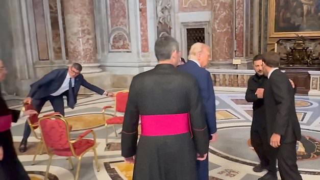 Trump and Zelensky's 1-on-1 initially had three chairs when Macron ...