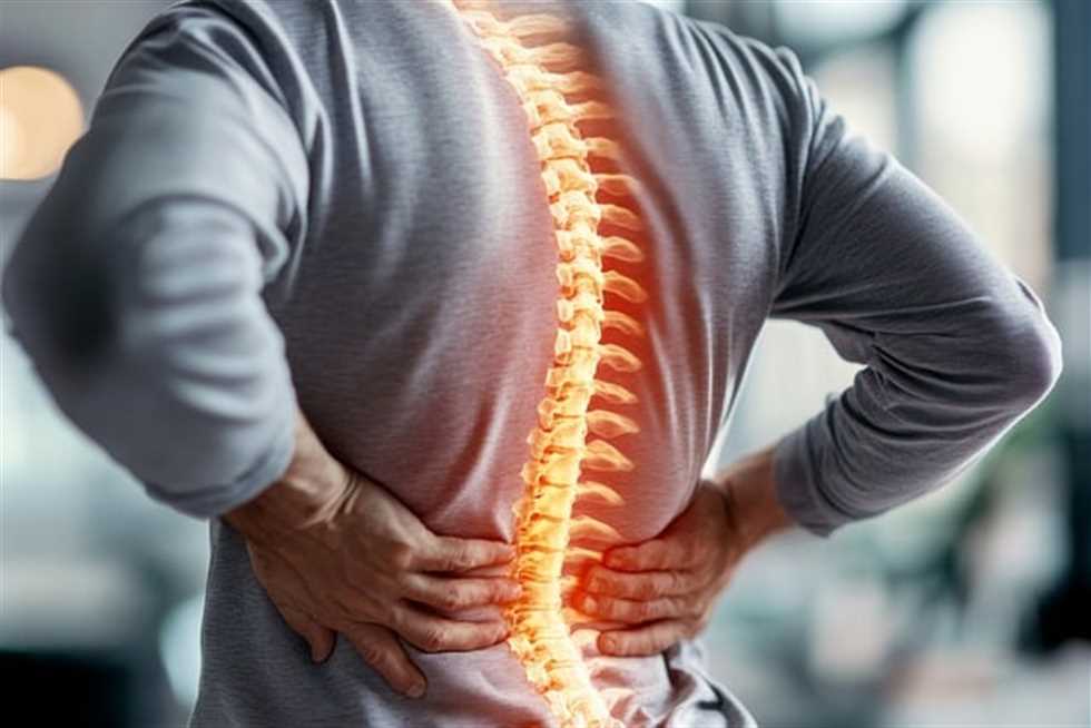 جراح أعصاب يحذر من الجلوس بهذه الطريقة: «يدمر العمود الفقري»