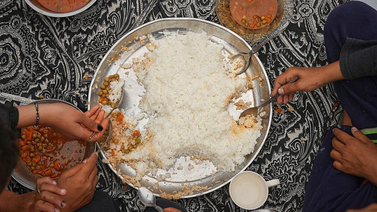 Israeli strikes on Gaza continue as food supply dwindles amid blockade