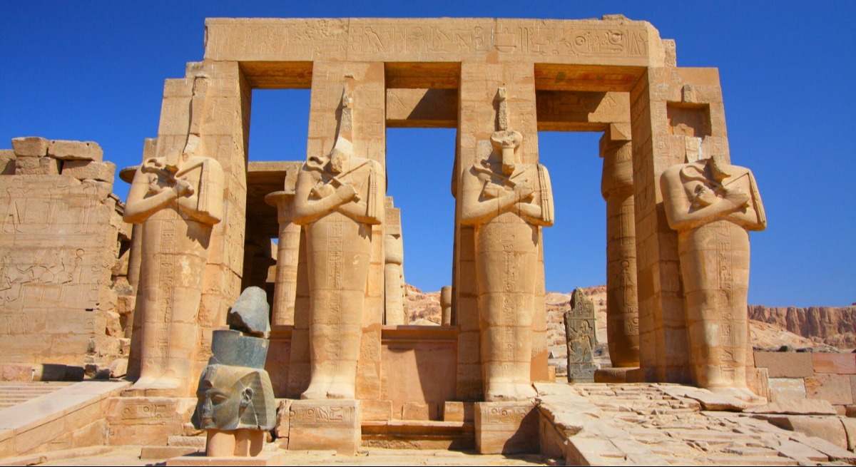 Arqueólogos excavaron un templo antiguo y encontraron tumbas de 2.500 ...