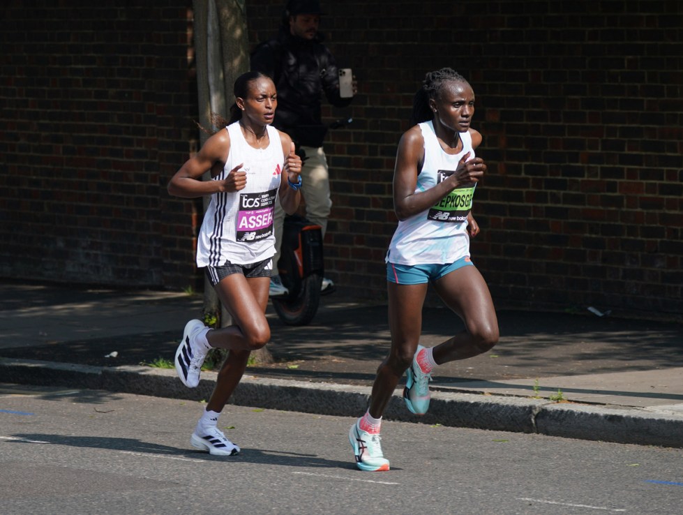 Tens of thousands set off on London Marathon