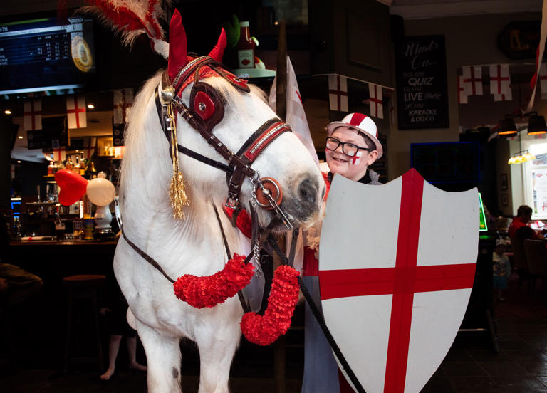 Patriotic Blackpool landlord rides into pub on horseback in St Georges ...