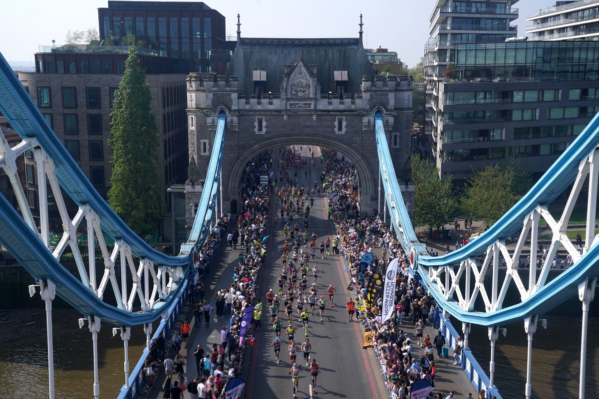 Tens of thousands set off on London Marathon