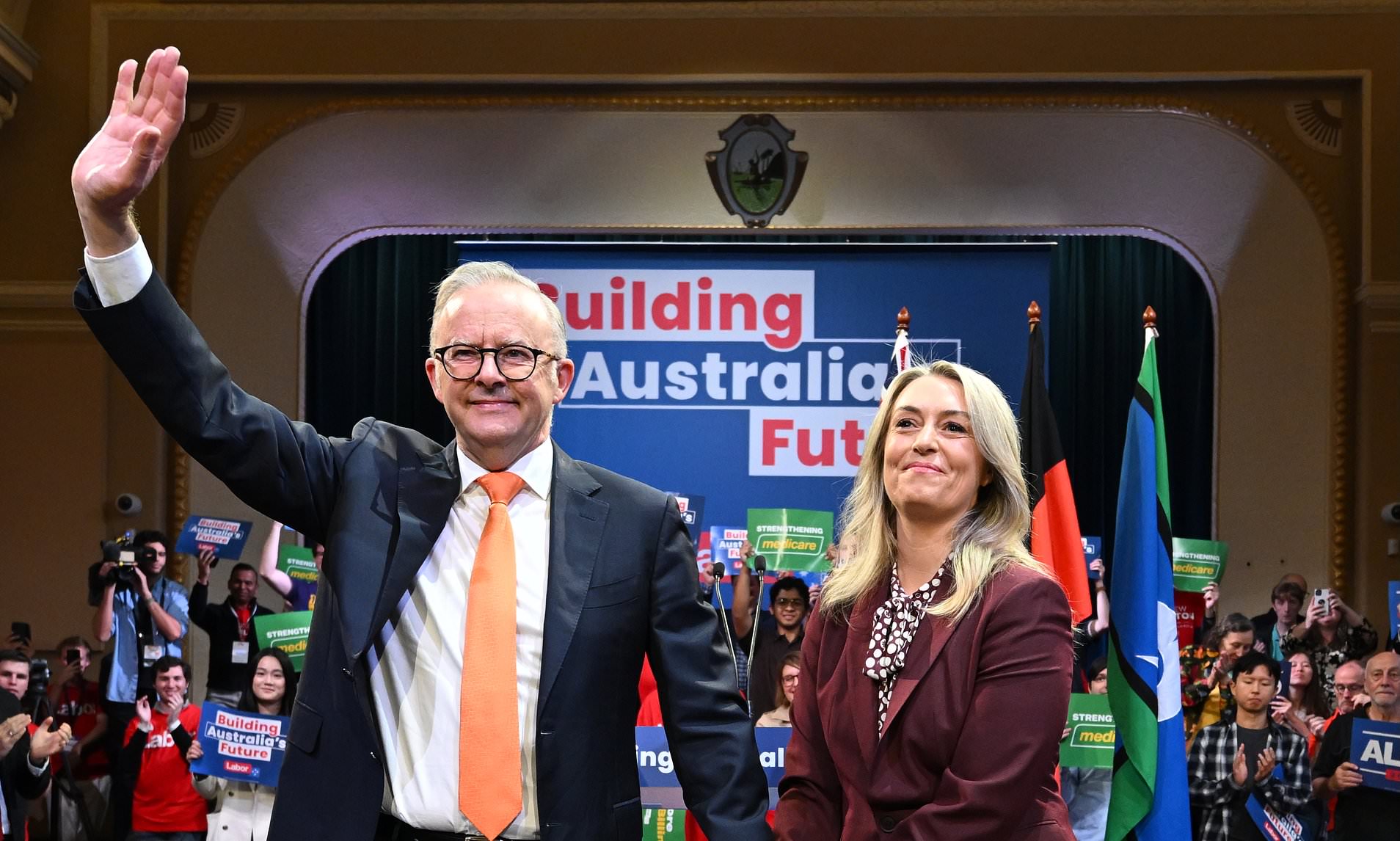 Damning new poll shows MORE bad news for one major party less than a ...