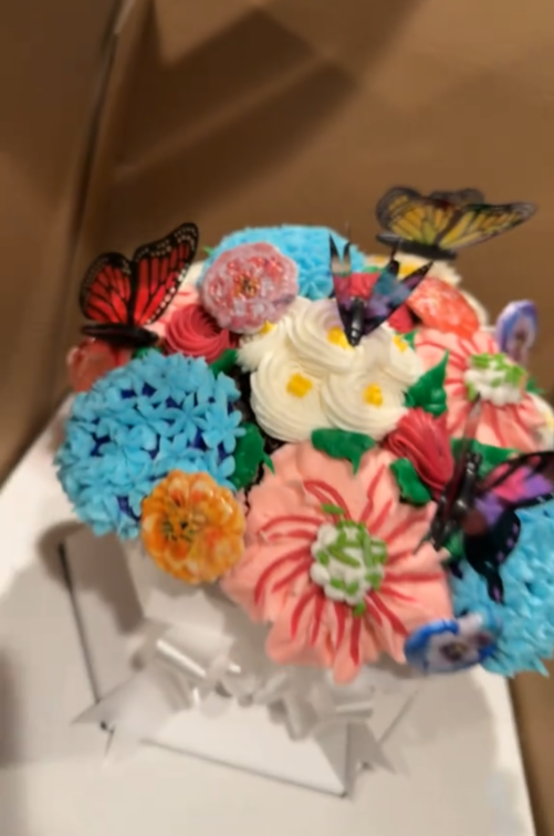 Walmart Customer Got A Beautiful, Custom Cupcake Bouquet For Just $20 ...