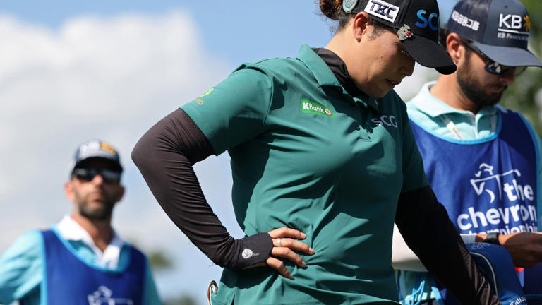 Ariya Jutanugarn stubs chip on 72nd hole to lose outright lead, falls ...