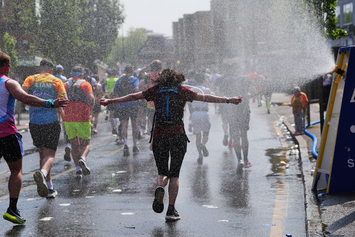 Thousands cross finish line of London Marathon as temperatures hit 22.2C