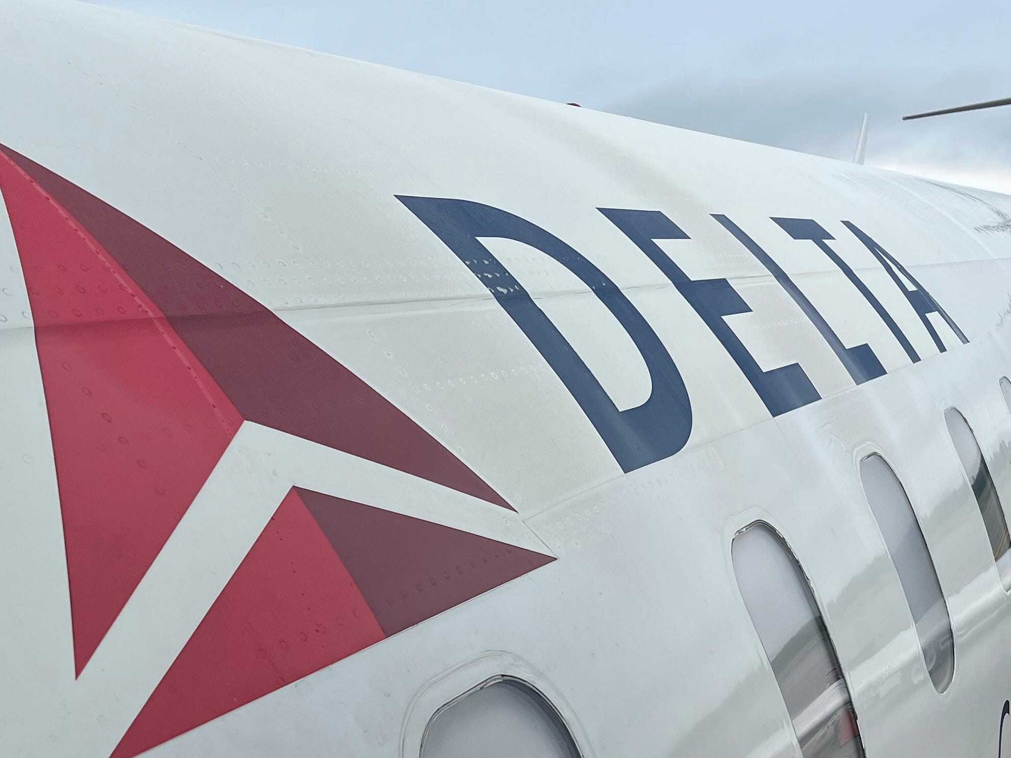 Fire on Delta plane forces emergency landing in Fort Myers