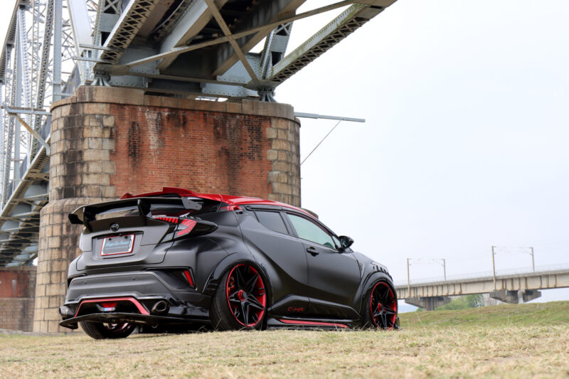マットブラックで威圧感満点のトヨタ「C-HR」が凄い！ まるで「闇を駆けるスピードの精霊」か 台湾でのカスタム手法とは