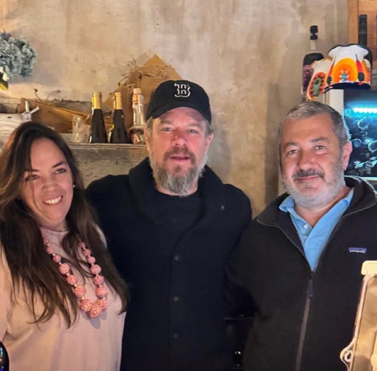 Matt Demon a sorpresa cena in un pub a Lipari: il protagonista di "The ...