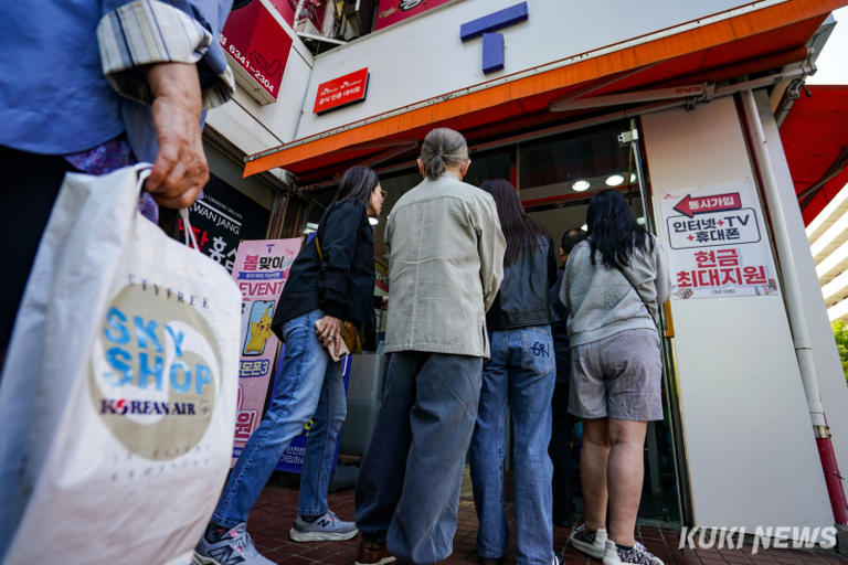 SKT 유심 대란…‘2500만’ 사용자에 재고 100만개 뿐 [쿠키포토]