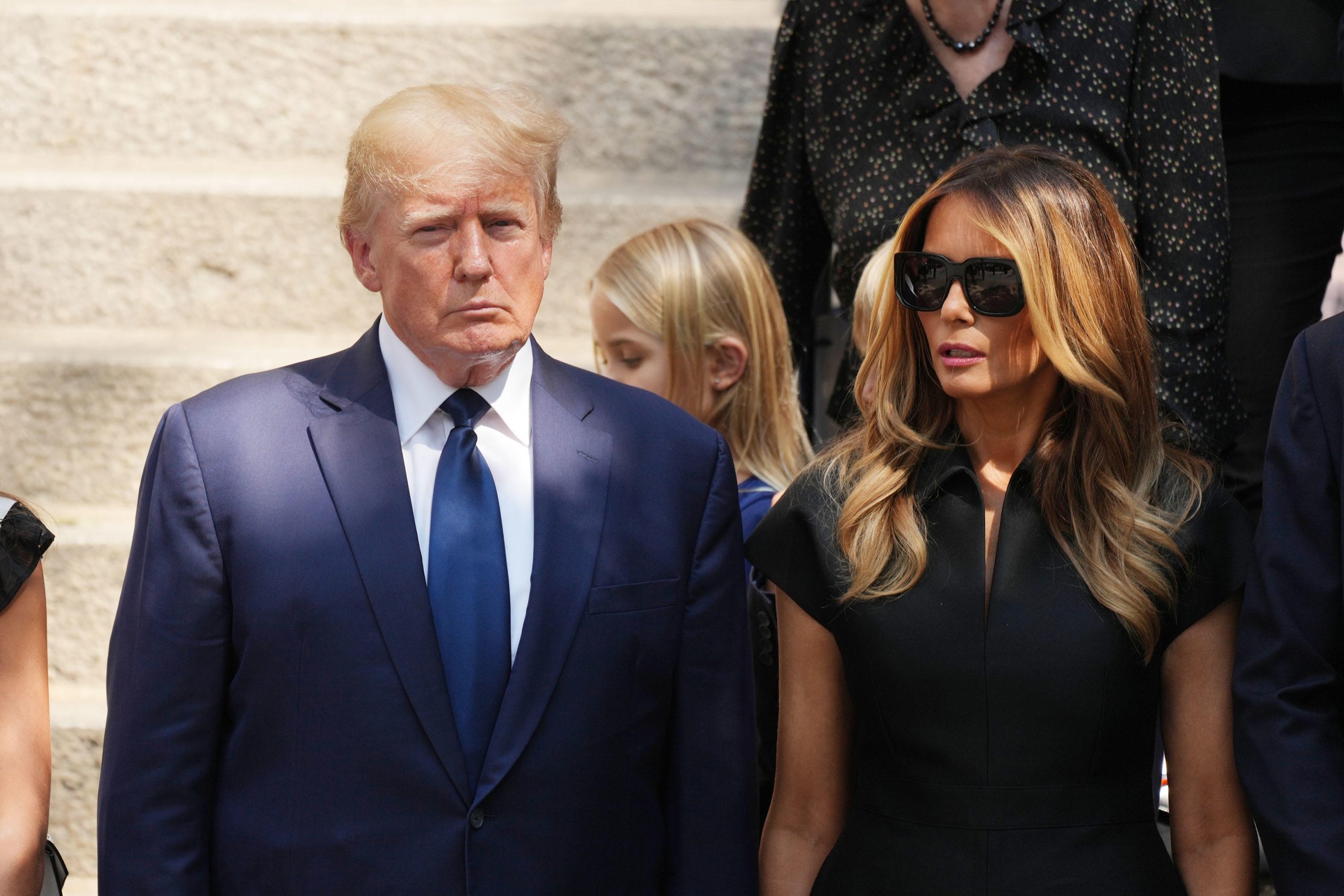 L'ordine di 3 parole dato da Melania Trump a Donald durante il funerale ...