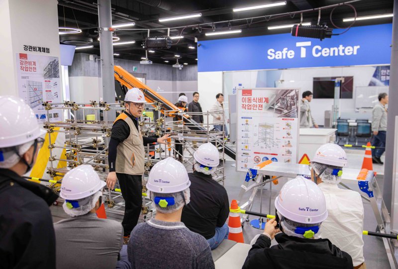 "4D VR로 지게차 운전 실습"…SKT, 안전체험교육관 콘텐츠 강화