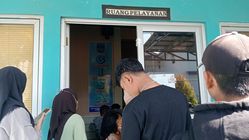 Warga Pangandaran Ramai-ramai Urus Dokumen Dukcapil, Status Nikah Jadi ...