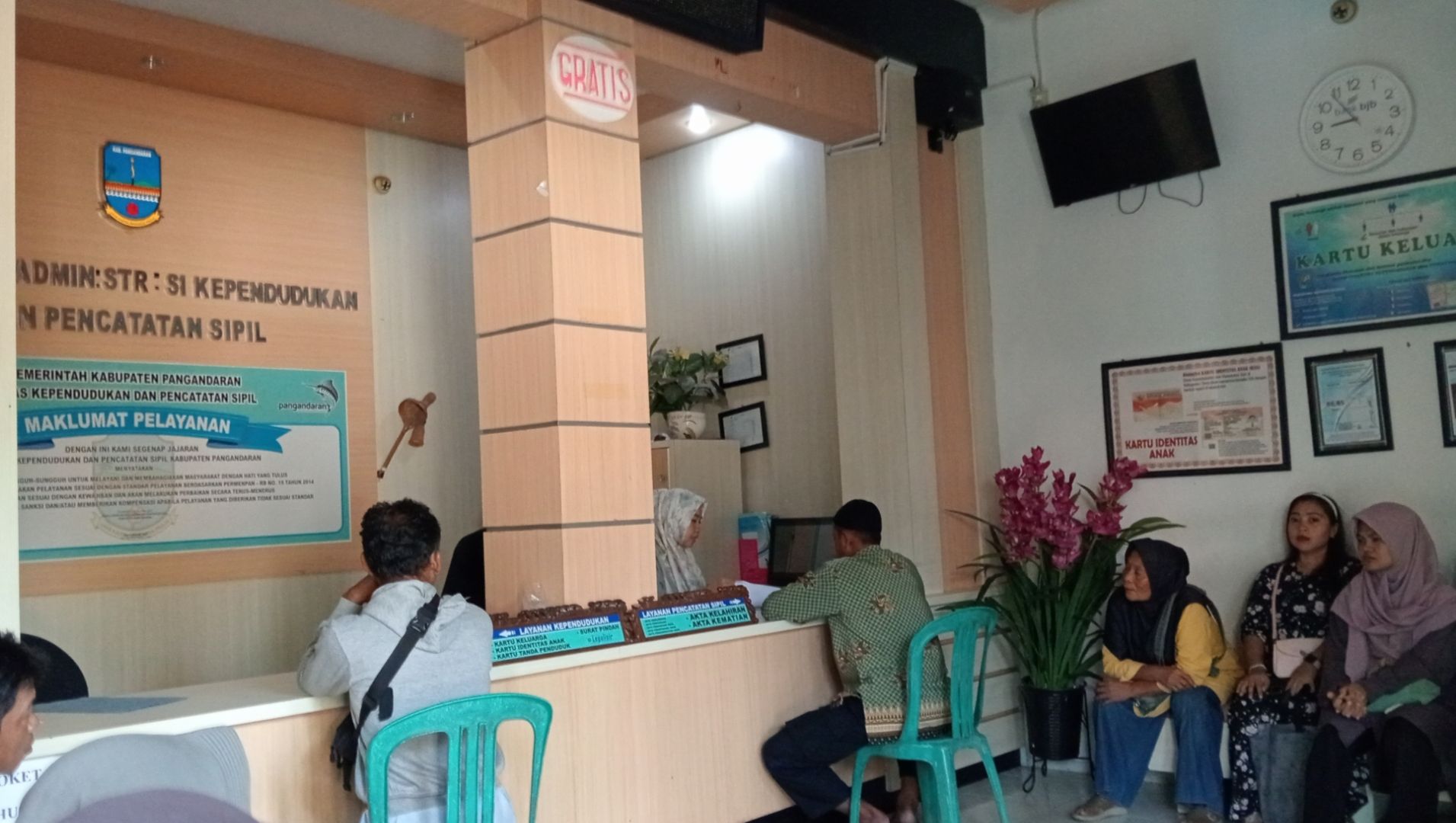 Warga Pangandaran Ramai-ramai Urus Dokumen Dukcapil, Status Nikah Jadi ...