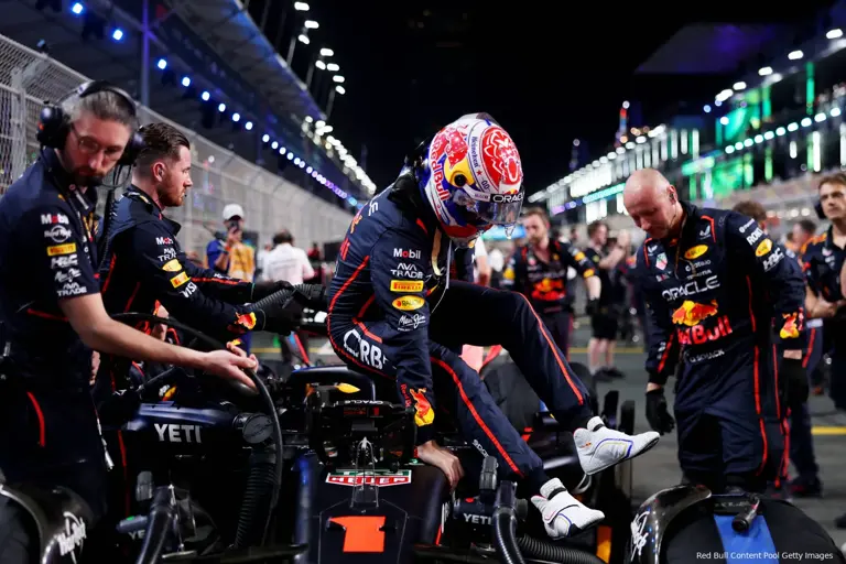 Horner reageert op geruchten vertrek Verstappen: 'Hij is volledig toegewijd'