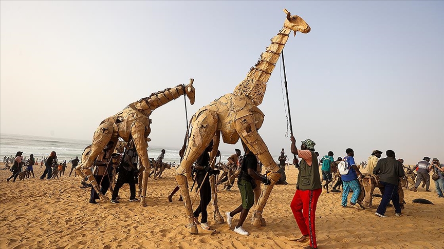 İklim krizine dikkati çekmek için kukla hayvanlarla Afrika'dan Avrupa ...