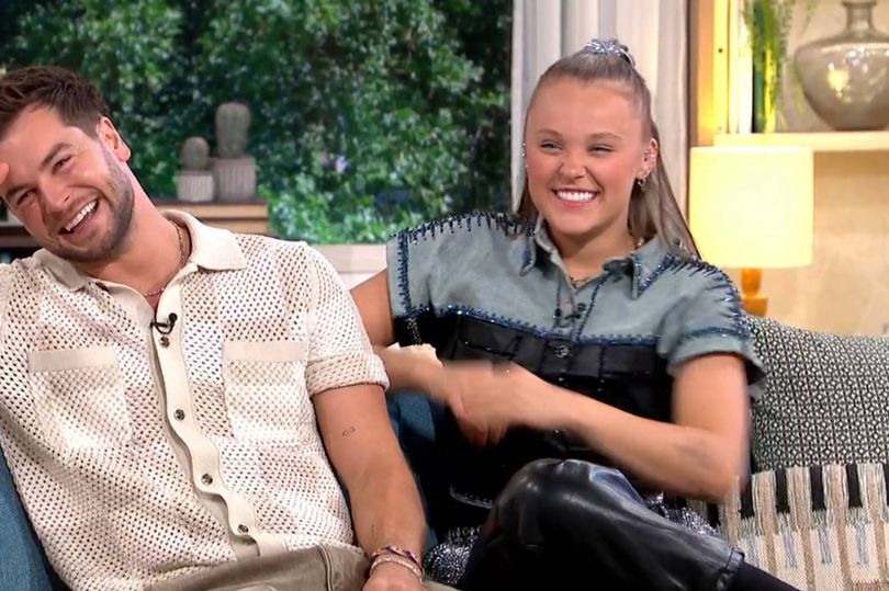 JoJo Siwa sets record straight on Chris Hughes 'relationship' after ...