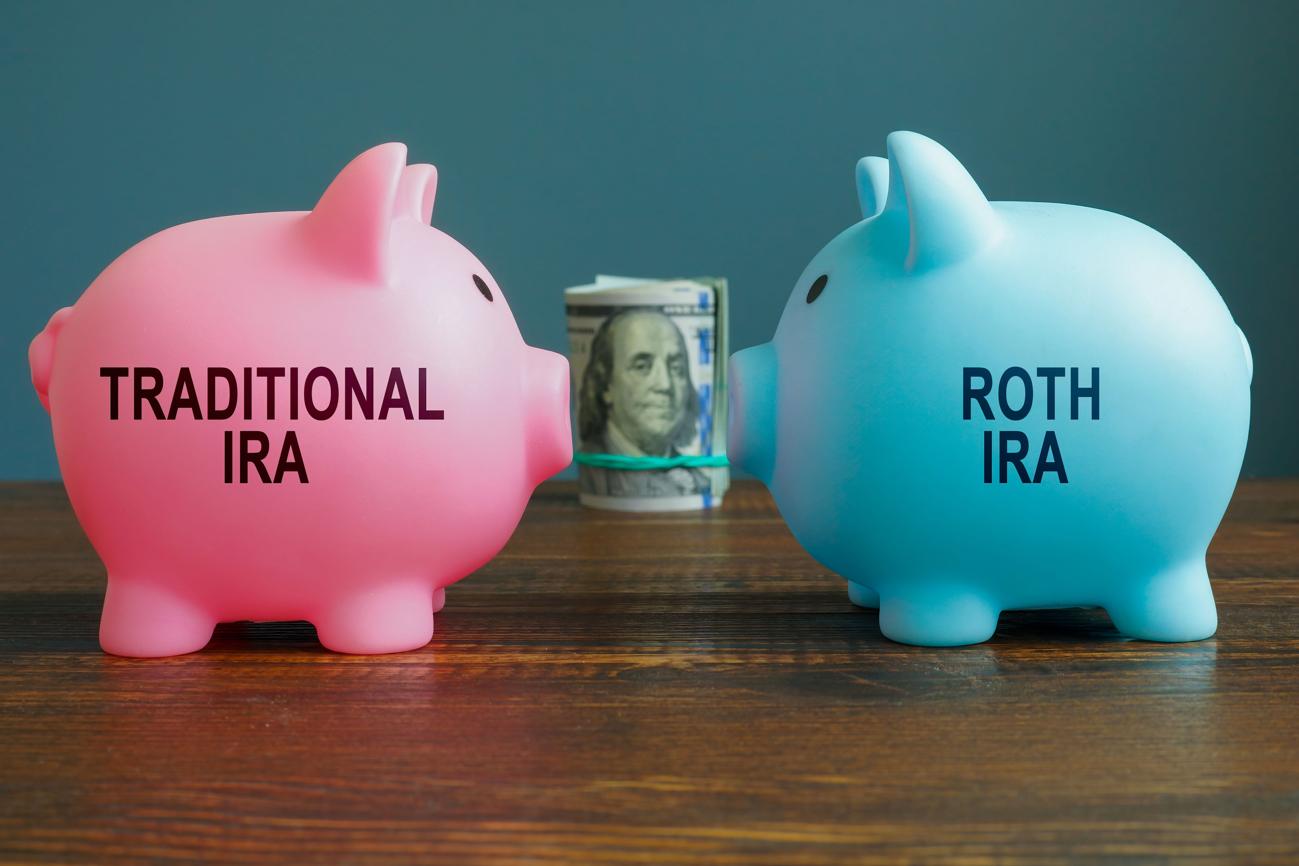 Choosing Between a Traditional and Roth IRA? Check This Comparison of ...
