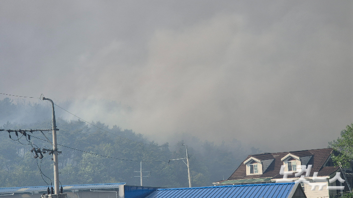대구 북구 산불로 시민들 황급히 대피…재 날리고 매캐한 연기 가득