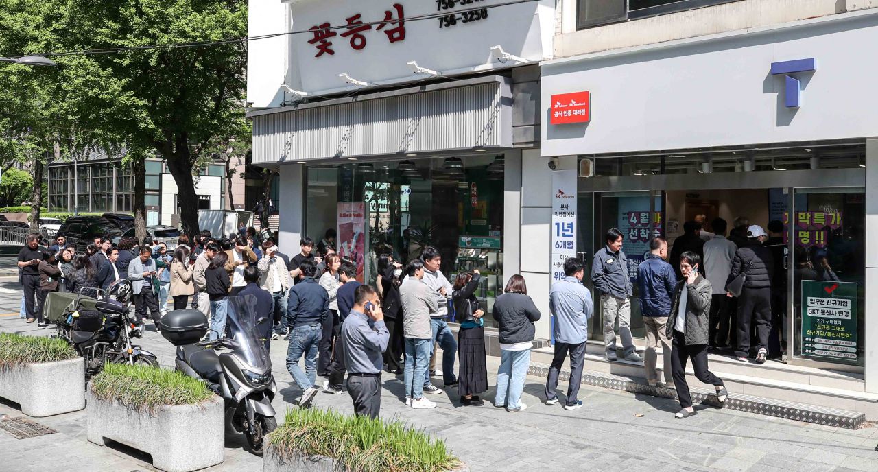 SKT "6일 연속 유심 교체 가입자 30만명대…누적 417만명"