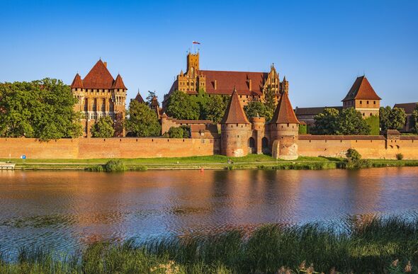 The world's biggest castle has thousands of rooms and looks ...