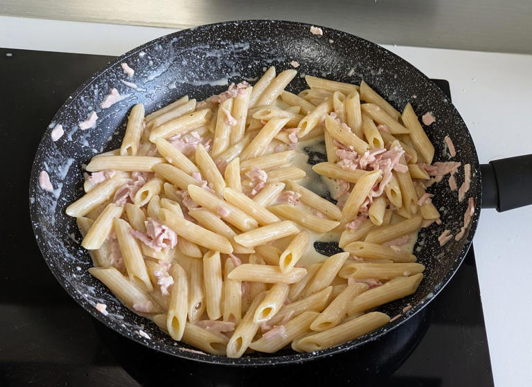 Pasta con nata y jamón cocido: súper cremosa y rápida de hacer