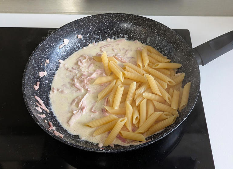 Pasta con nata y jamón cocido: súper cremosa y rápida de hacer