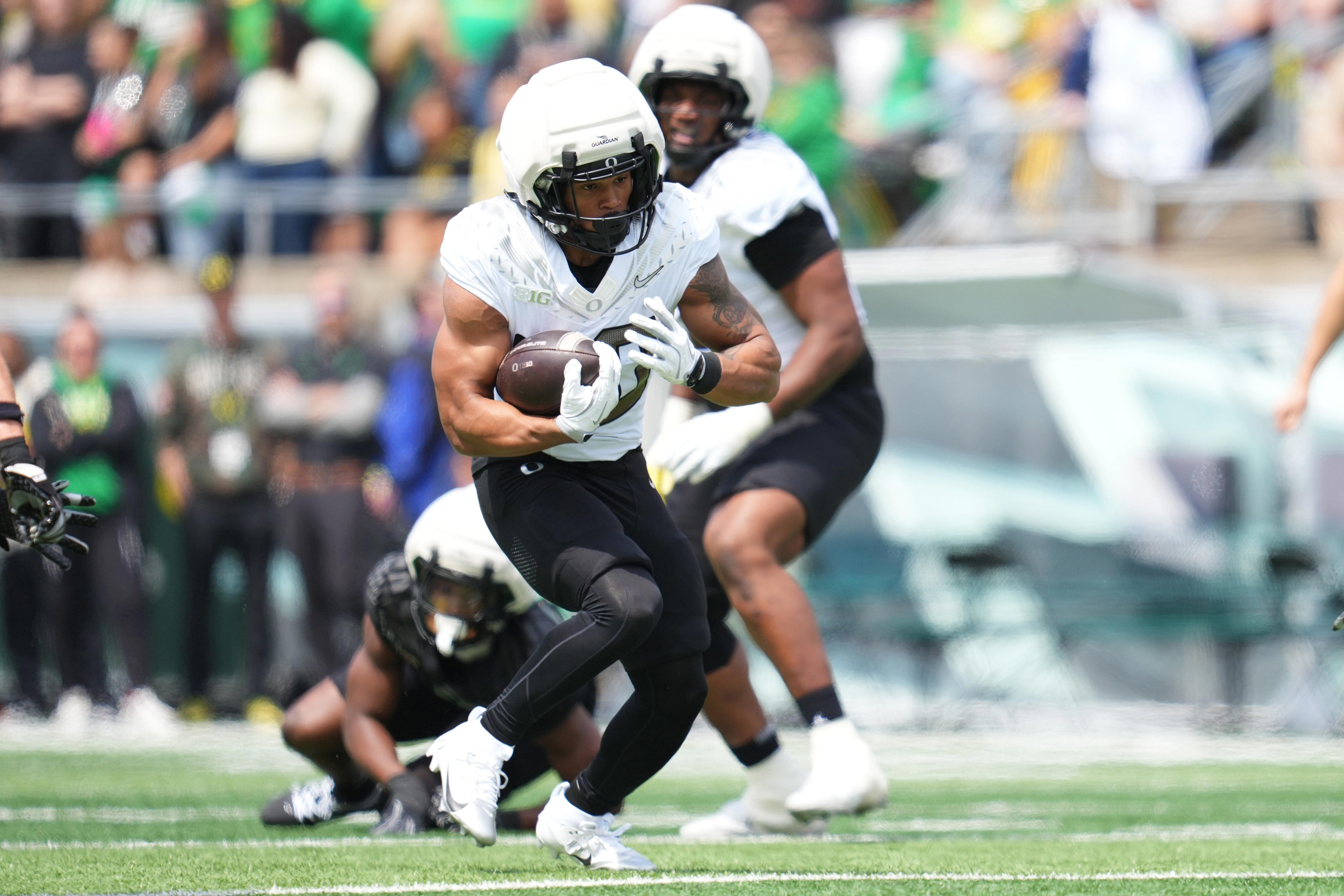 Pair of Oregon Ducks named to Walter Camp Preseason All-American Teams