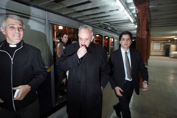Photographers snapped Pope Francis riding subway — just not in 1998