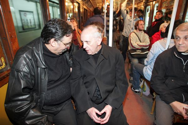 Photographers snapped Pope Francis riding subway — just not in 1998
