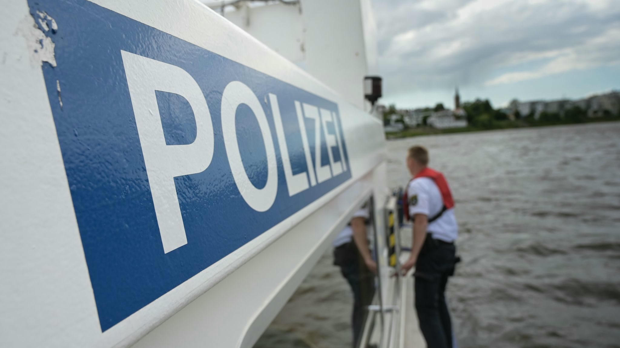 Boot fahren in Brandenburg: Mit 4,5 Promille auf Sportboot – Polizei ...