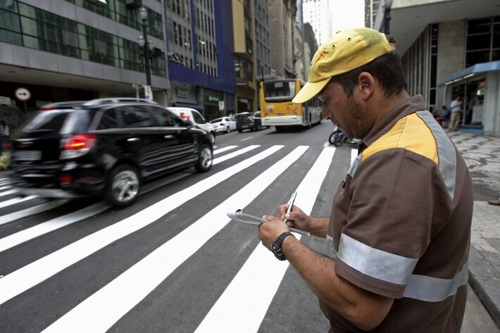 Multas que você pode levar mesmo parado? Veja infrações