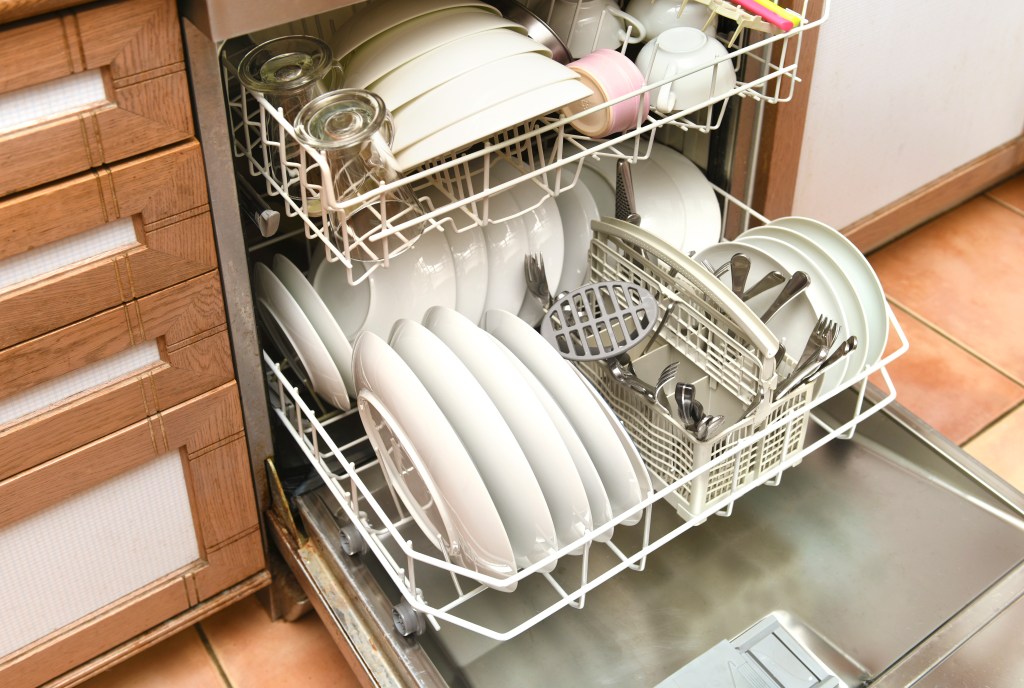 10 surprising things you can put in the dishwasher (and one you ...