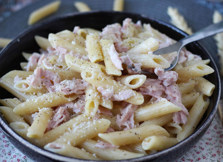 Pasta con nata y jamón cocido: súper cremosa y rápida de hacer