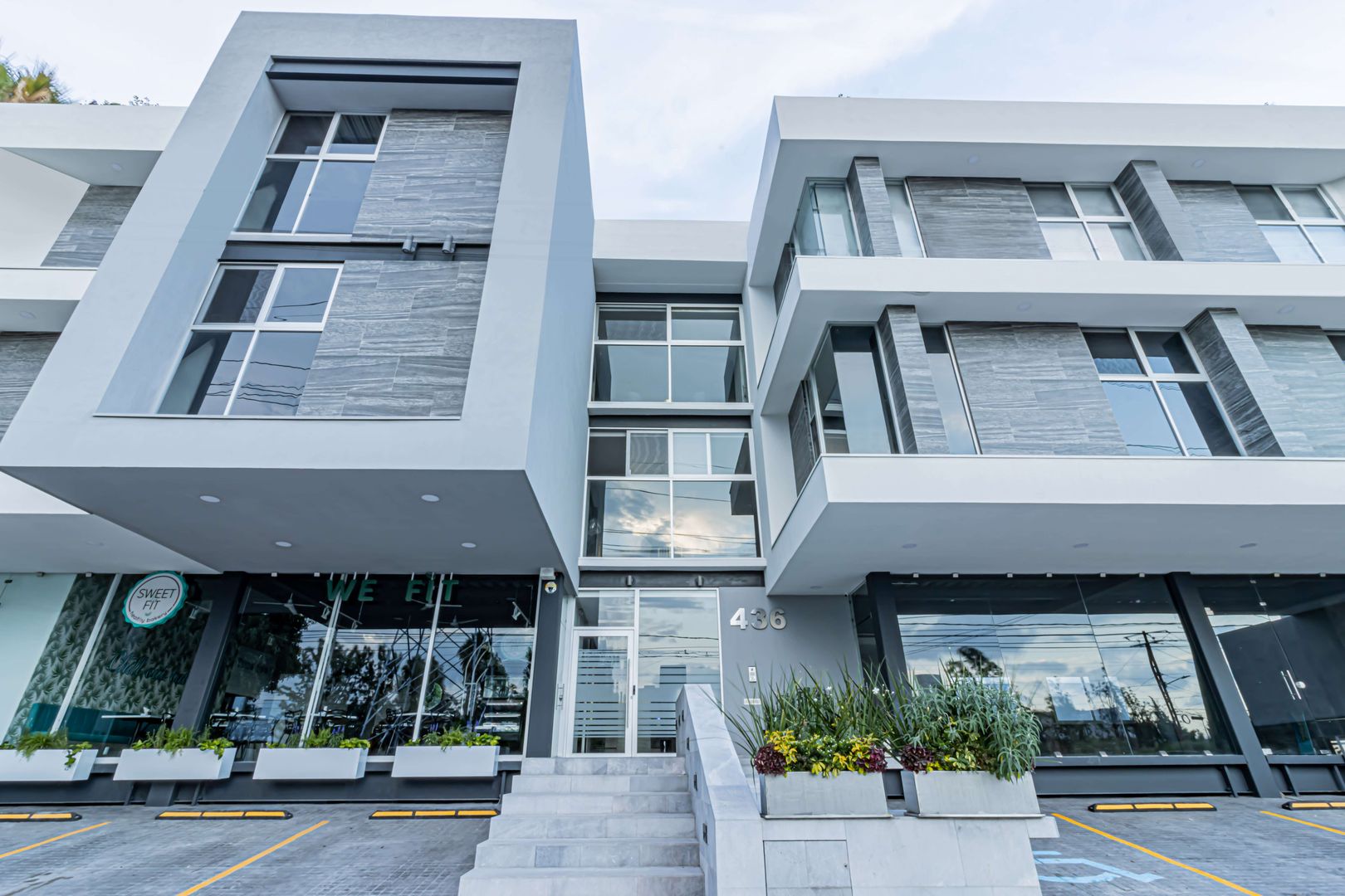 Torre Sierra: Arquitectura Moderna Pensada para el Bienestar Ejecutivo