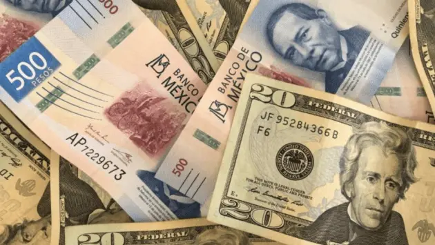 El peso se mantiene en la raya de los $17.90 pesos