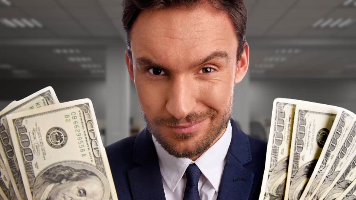 15 Moments When Carrying Cash Gives You the Upper Hand