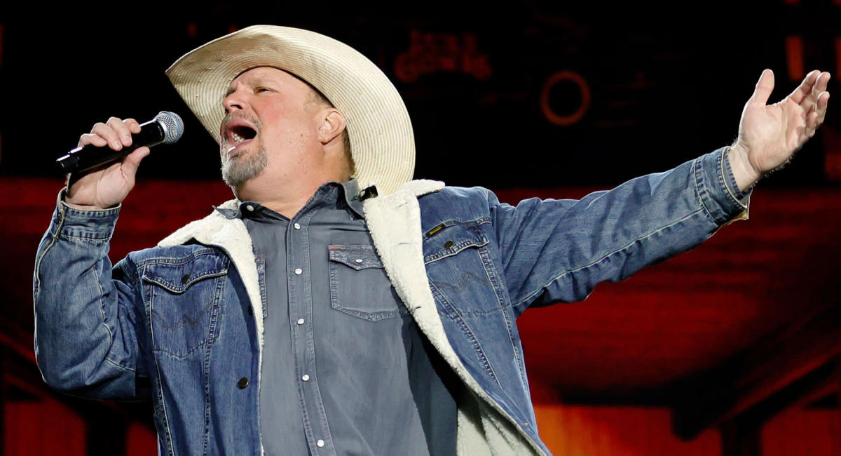 Garth Brooks Stuns Fans With Surprise Performance With Luke Combs ...